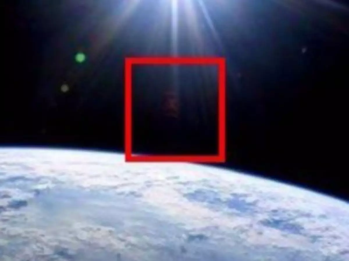 Tidak jauh dari ISS memperhatikan UFO yang sangat suram, ada foto