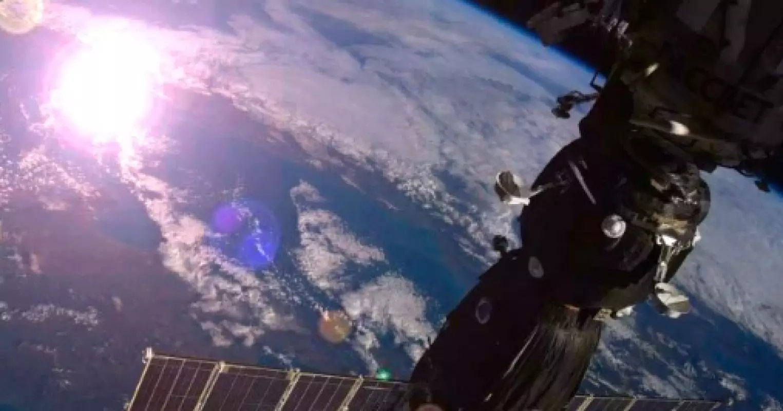 Non lontano dall'ISS ha notato un UFO estremamente cupo, c'è una foto