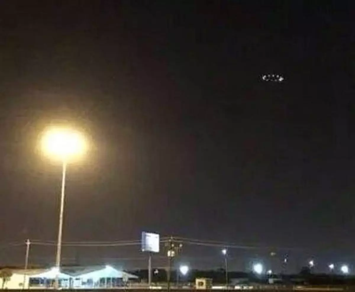 Amangqina okuzibonela athunyelwa u-UFO ngaphezulu kwesixeko saseHouston