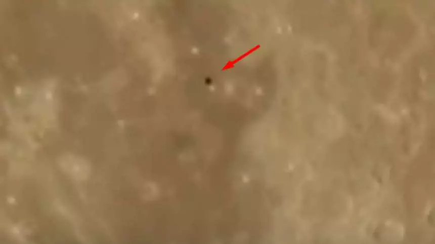 Amateurastronomer aufgenommen auf dem Video, das über den Mond fliegt, UFOS Gigantic Größen
