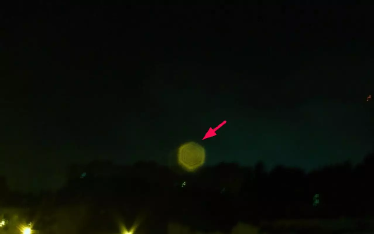 Yon UFO etranj te foto nan Yoshkar-Ola, lè li te pandye sou kay yo pandan yon tanpèt loraj