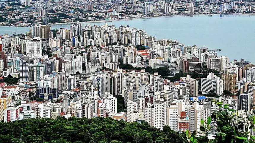 Falling Ofos en Brasil golpeó el video y sorprendido por los residentes locales.