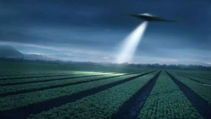 در تگزاس، یک مرد در طول پیاده روی چندین UFOs را در آسمان دید