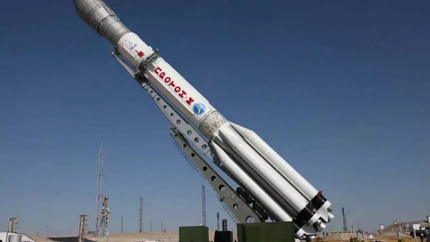 Le porte-missiles de proton a commencé du cosmodrome de Baikonur avec le satellite "express am8"