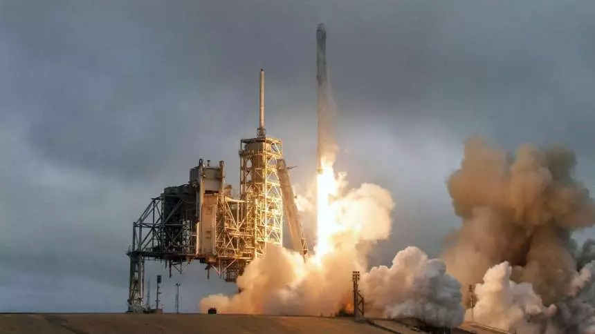 I-Falcon9 yokwazisa imoto erhoxisiweyo kwi-orbit