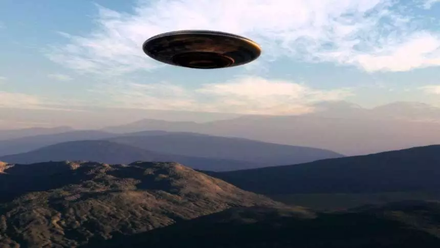 Abanyamahanga ntibatanga ikiruhuko cya USA: isura ikurikira ya UFOs muri Carolina y'Amajyaruguru, waguye muri videwo, yatunguye isi