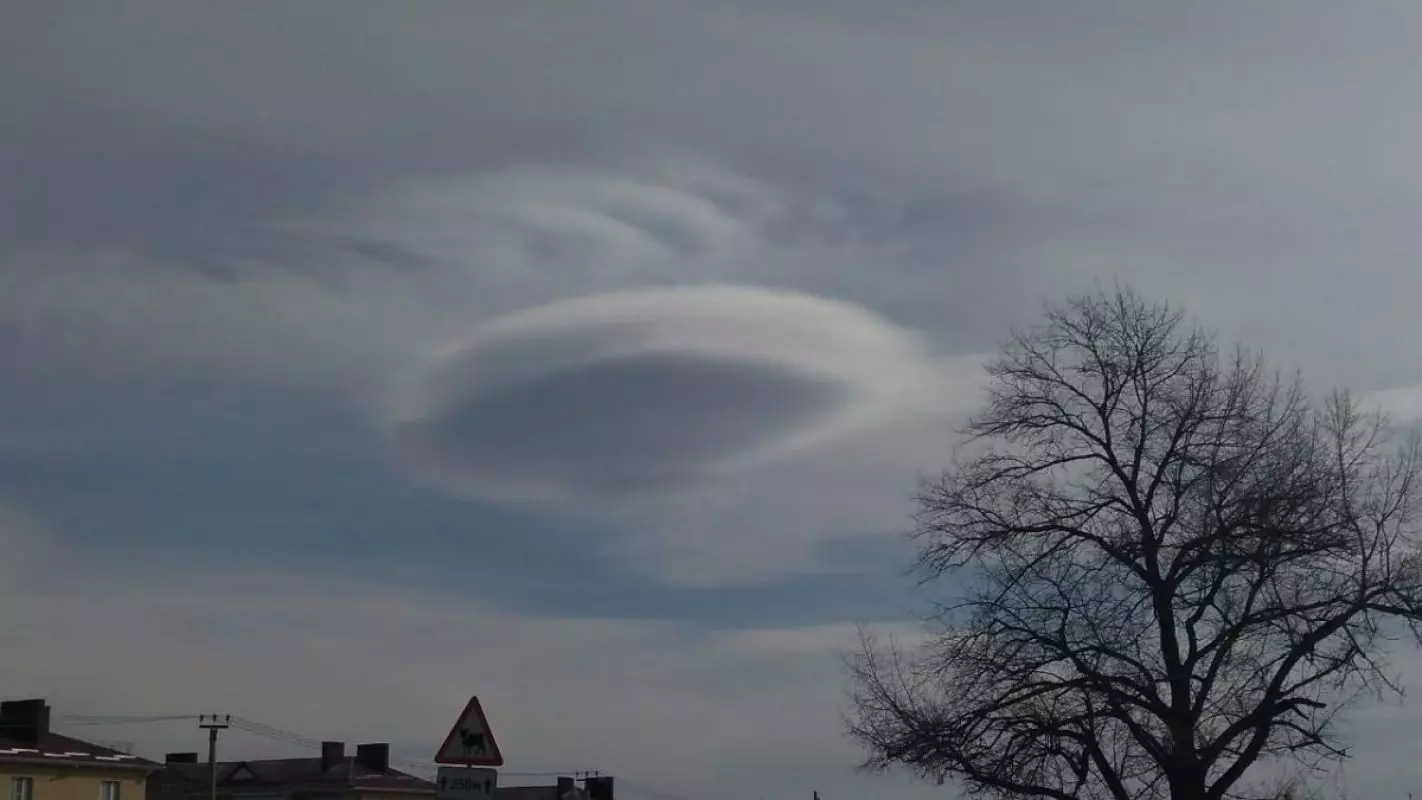 UFOs နှင့်အတူ UFOs နှင့်အတူဗွီဒီယိုသည် Kherson နှင့်ပတ်သက်သောဗီဒီယိုသည် Network တွင်အာရုံစူးစိုက်မှုဖြစ်လာပြီးသုတေသီများအားဖြင့်အထင်ကြီးစေသည်