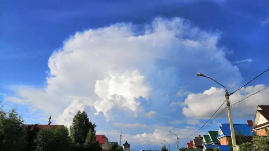 Nube gigante en forma de un "platillo volador" residentes tensos de Barnaul