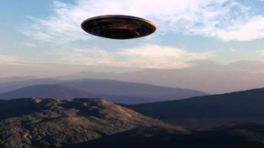 Ufo ambonin'ilay tendrombohitra Adams dia namely ilay horonantsary ary nifanentana tamin'ny ufologov