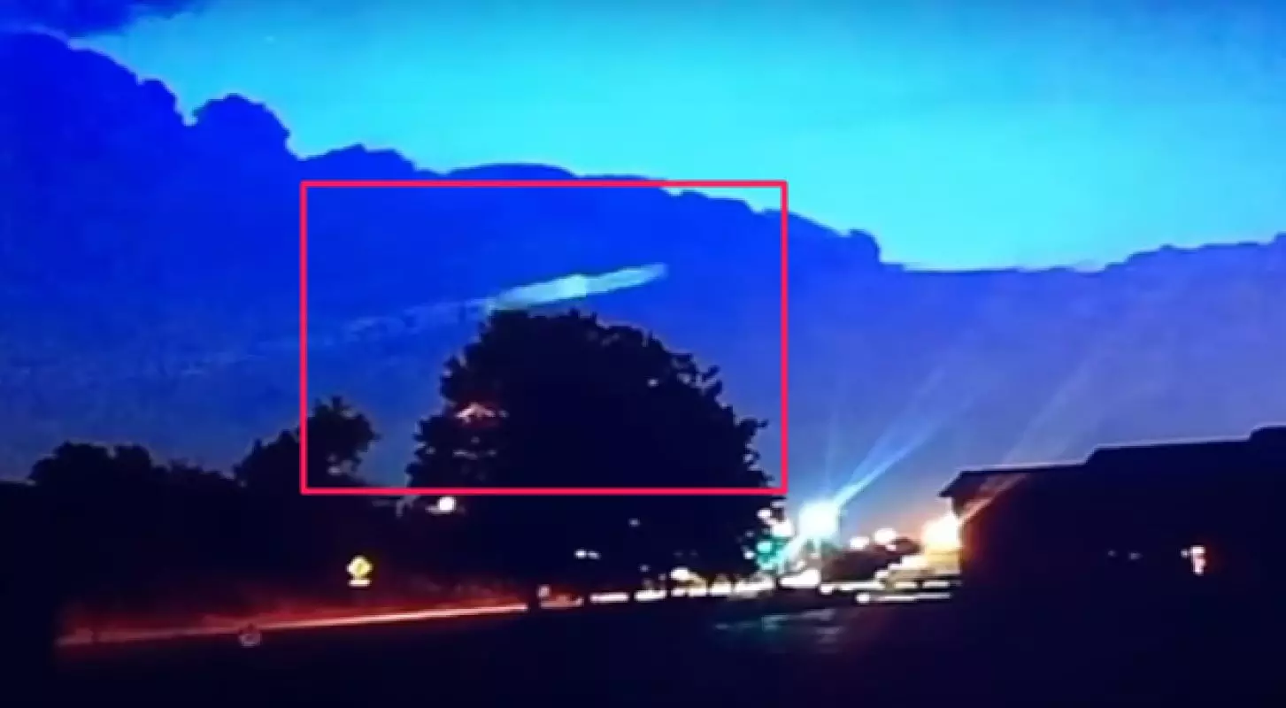 Ohio-ban erős zivatar, UFO megjelent, amely a videóba jött, és sokan meglepődött