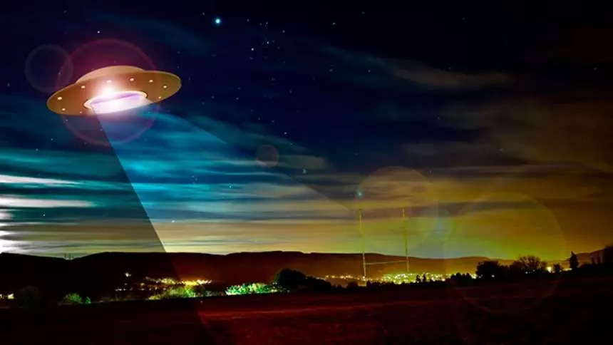 UFO raksasa tekan video ing Amerika Serikat lan media sing macet