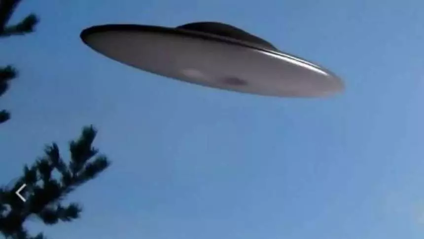 அமெரிக்காவில், ஒரு மனிதன் அருகாமையில் இருந்து UFO கவனித்தனர், அதை தனது வீடியோவை எடுத்து ஒரு தெளிவான மற்றும் உண்மையான பொருள் ஊடகத்தை அதிர்ச்சியடைந்தார்