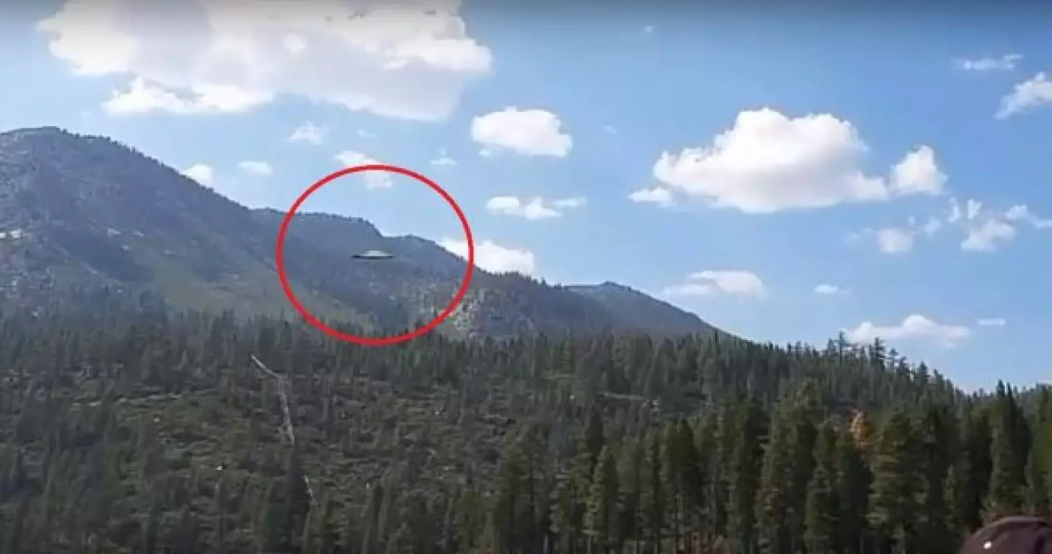 Në SHBA, një burrë vuri re UFO nga afërsia, e mori atë nga videoja e tij dhe tronditi mediat me një material të qartë dhe të sinqertë