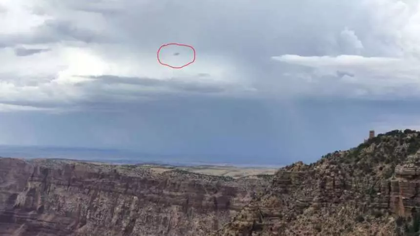 Hauv Tebchaws Meskas ze ntawm Grand Canyon, ib qho kev xav tau sai UFO ya mus rau tib neeg