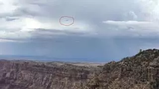 MuUnited States padhuze neGrand Canyon, chinoshamisa kukurumidza UFO Below pedyo nevanhu