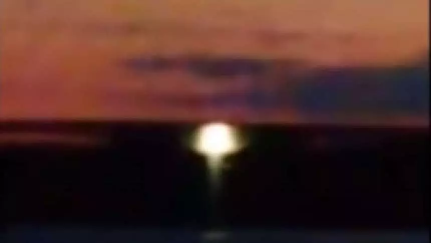 Sa Sweden, ang mga saksi ay naitala sa video na UFO, na nakakuha ng tubig mula sa lawa