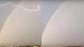 Британка зняла на відео, як блискавки підбили загадковий об'єкт