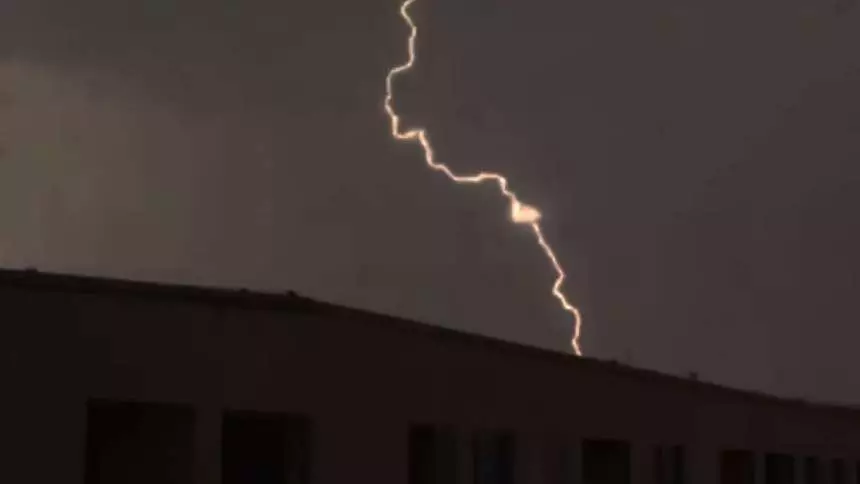 Di Croatia, Lightning menyalakan objek terbang yang tidak dikenali