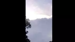 Brillante celestial gigante, pequeña luz todo en el condado, colombianos tensos