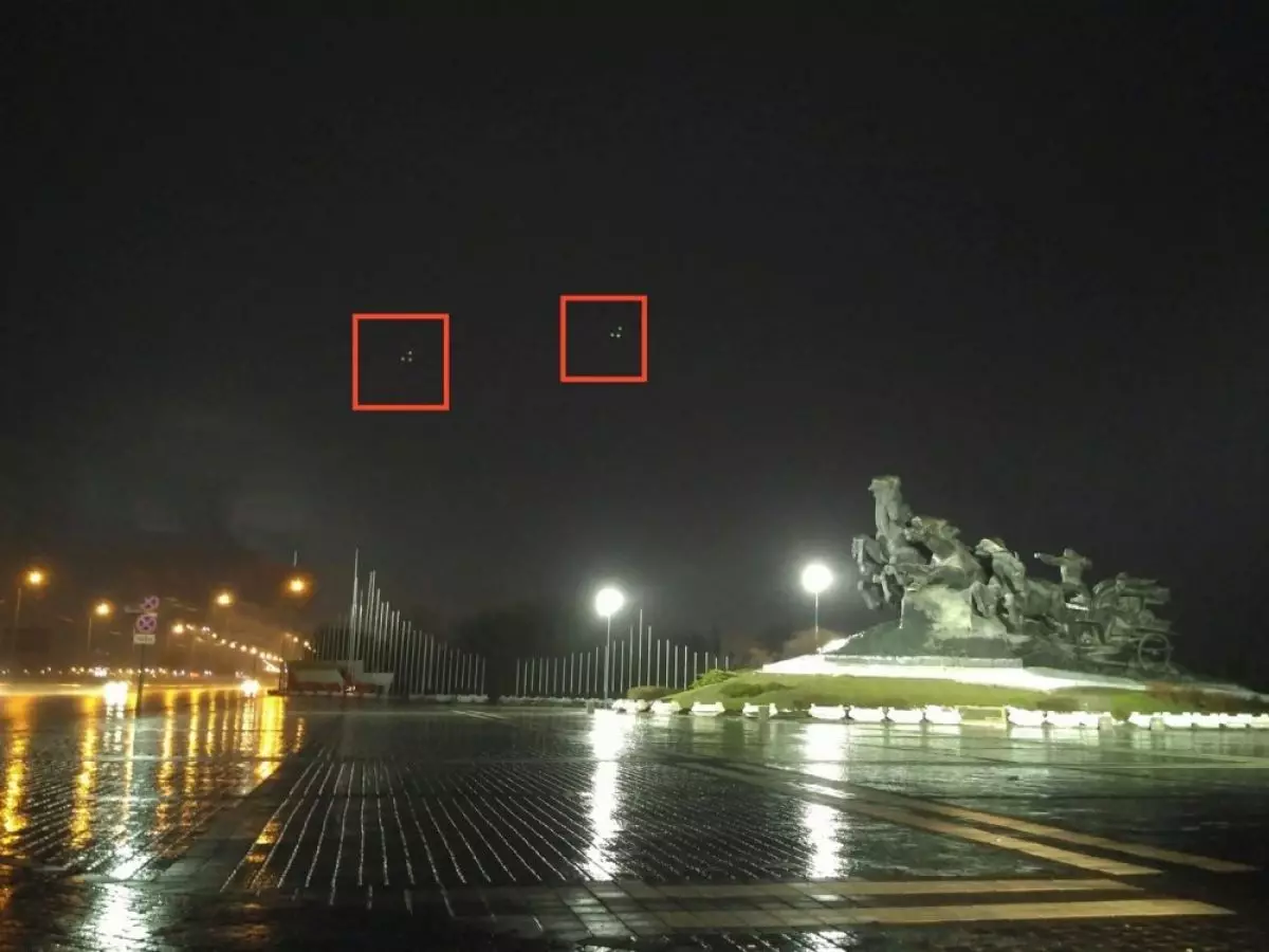 UFOs tatu zinazowaka zilionekana juu ya Rostov na hazina mji