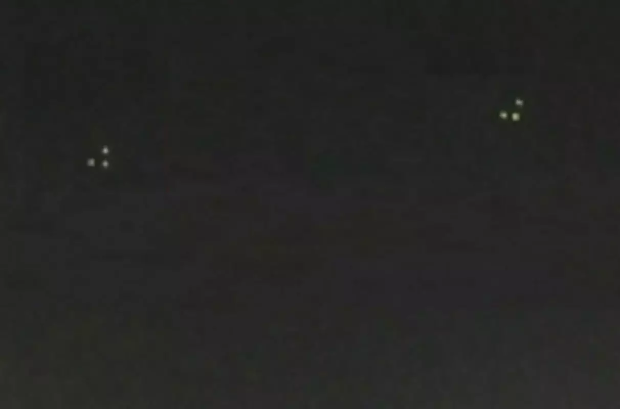 మూడు ప్రకాశించే UFO లు రోస్టోవ్ పైన కనిపిస్తాయి మరియు నగరాన్ని ఐశ్వర్యవంతులు