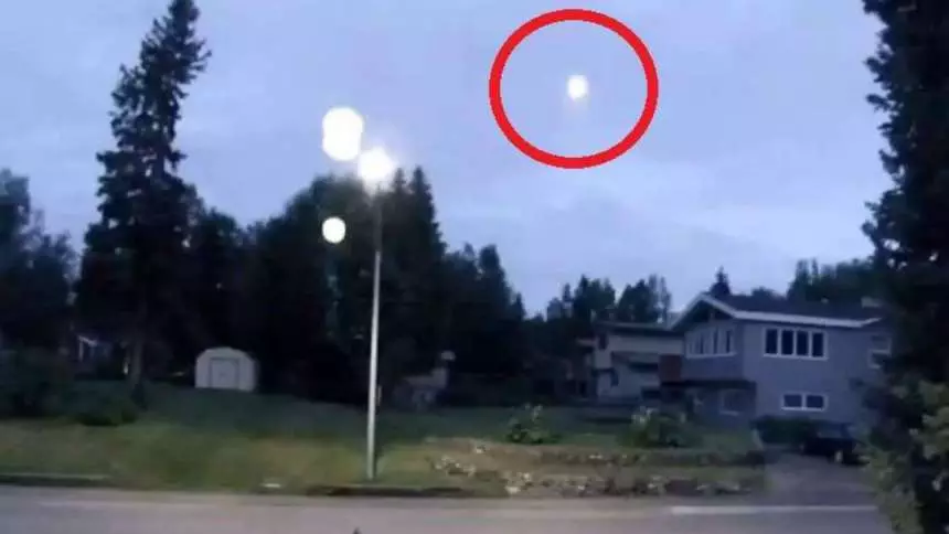 Di langit di atas Alaska, bola bersinar yang misterius telah diperhatikan
