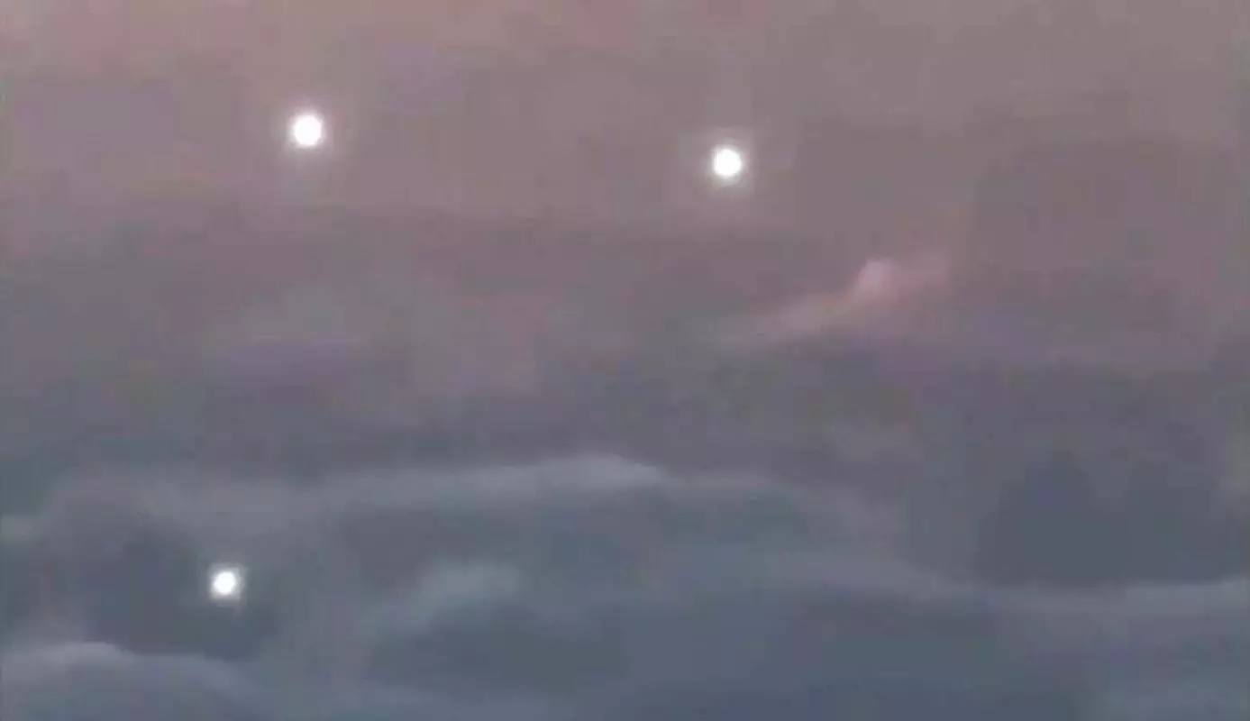 Оңтүстік Американың үстінде бірнеше UFOS әуе кемесінің жанында пайда болды және видеоға соғылды