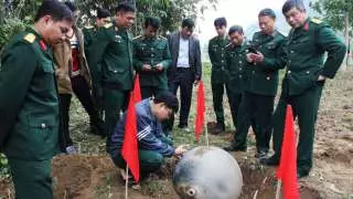 Awọn boolu irin ti aramada, ṣubu lati ọrun, ibajẹ Vietnam