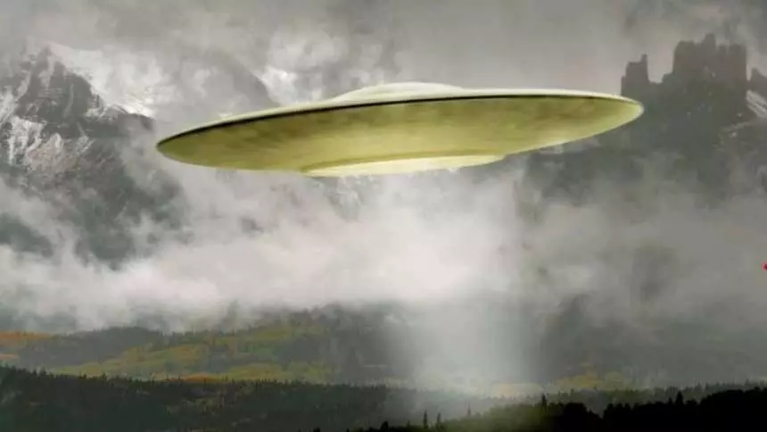 Video babagan UFOS gedhe Flew liwat Zadonskoye, isin saka media lan ahli sing narik kawigaten