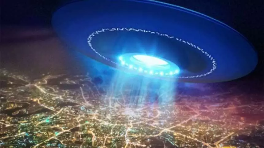 Foto eksklusif UFO sing luar biasa, digawe saiki cedhak Barnaul lan ngengingi internet, kepincut