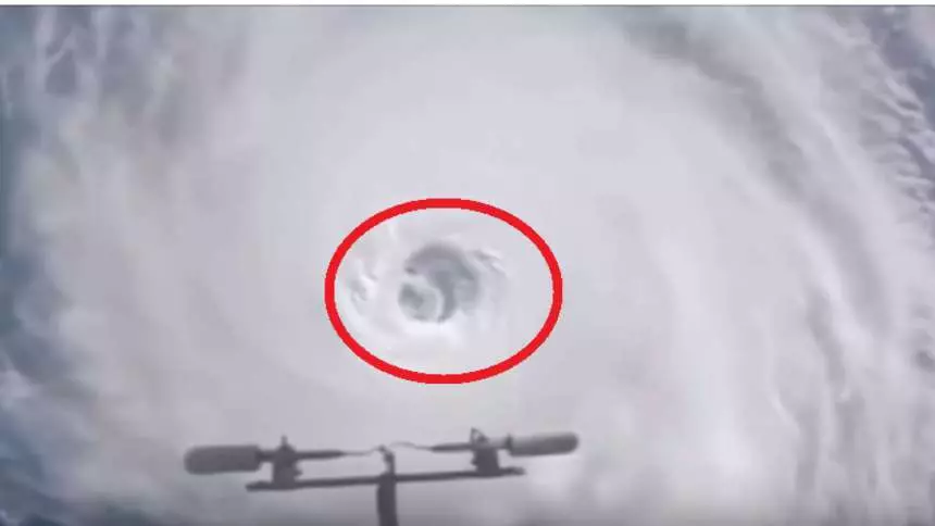 NASA 우주 비행사는 비디오에 거대한 미확인 된 둥근 물체를 기록했습니다.