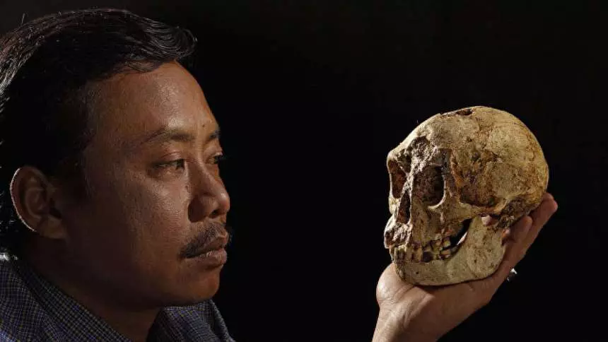 Iingcali ze-paleontologists zifumanisa ukuba abantu banokuthi kuqala badibane nezinto zokuzonwabisa