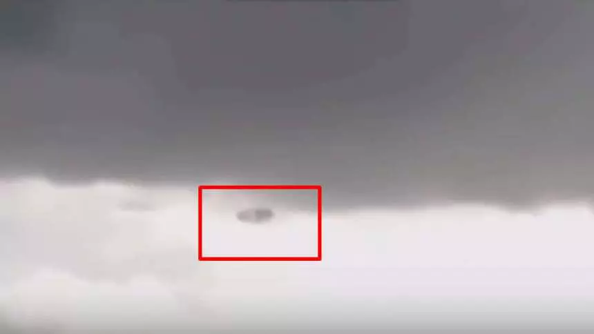 Video na nnukwu UFO karịrị Arizona tara ndị America