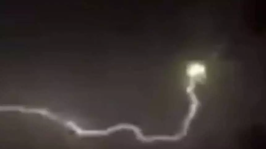 Di Hungary, Lightning menembak ke bawah UFO