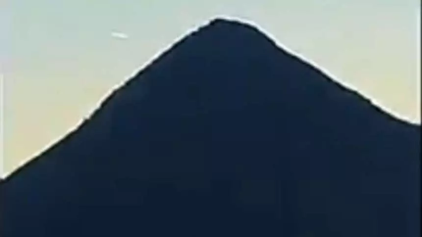 在墨西哥城的山區，當地人看到了一個透明的不明飛行物