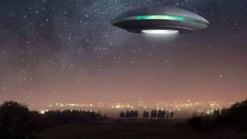 Amerika menunjukkan koleksi gambar dengan UFO, yang dikumpulkan dua tahun