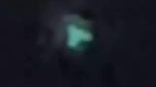 Di langit di atas Ottova, UFO hijau yang bercahaya muncul