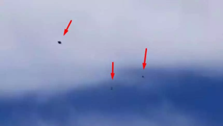Al cel sobre Nova York, tres ofos esfèrics van volar