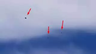 ニューヨークの上空に、3つの球形のUFOが飛んで