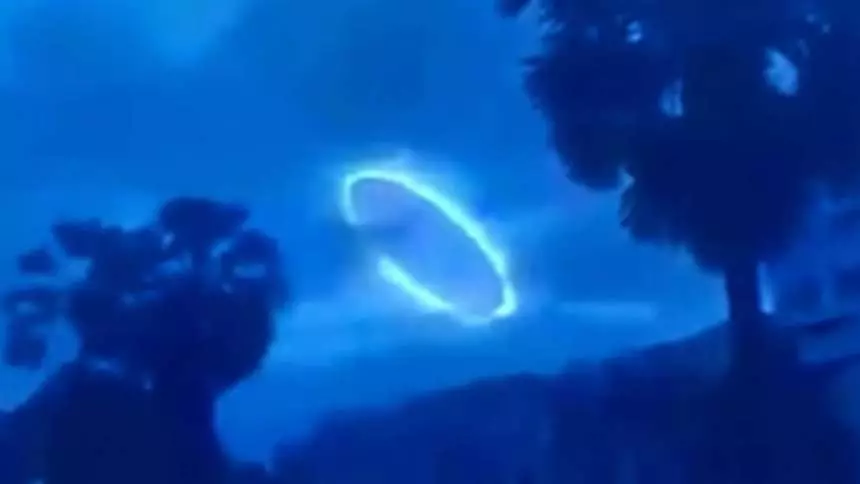 Di Turki, selama badai di langit, UFO besar muncul dalam bentuk cincin bercahaya