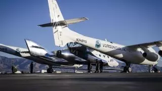 Virgin Galactic tenos alian Unuecon Cosmole-teston