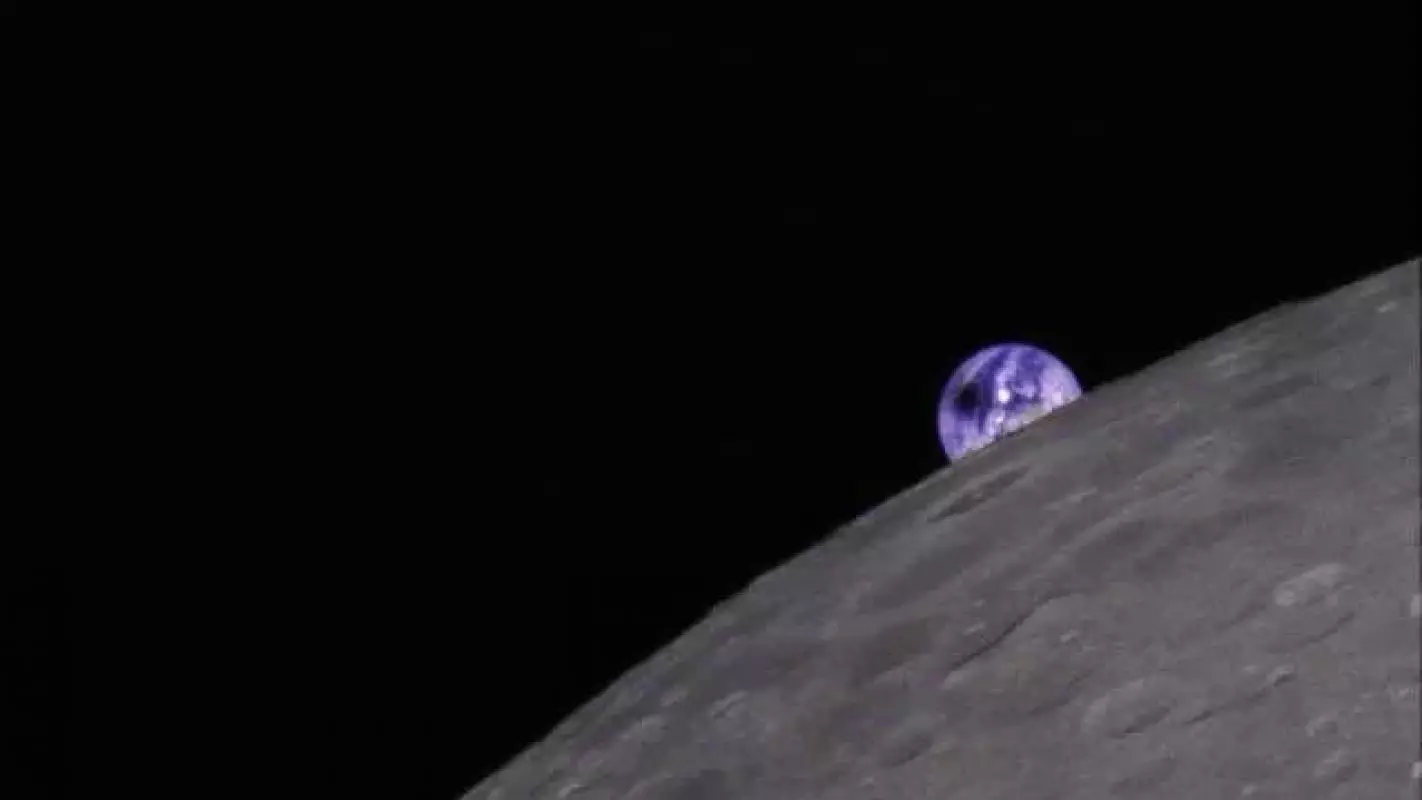 El satélite chino capturó la sombra de la luna pasa a lo largo de la superficie del suelo.