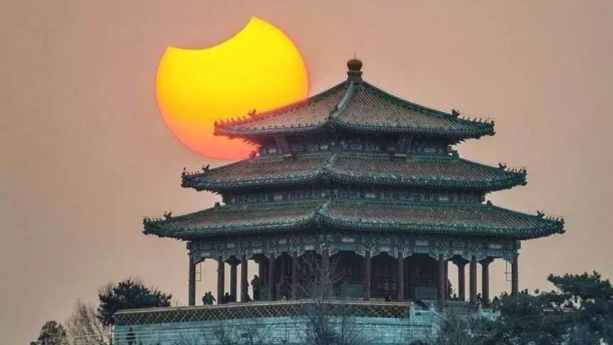 与部分阳光eclipse的快照惊讶互联网