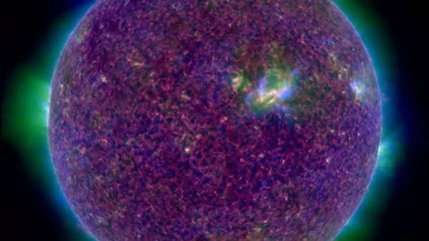 D'NASA huet eng nei Foto vun der Sonn an déiwer Ultraviolet gewisen