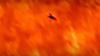 Video tronditëse: UFO ballafaqohet me gravitetin e diellit