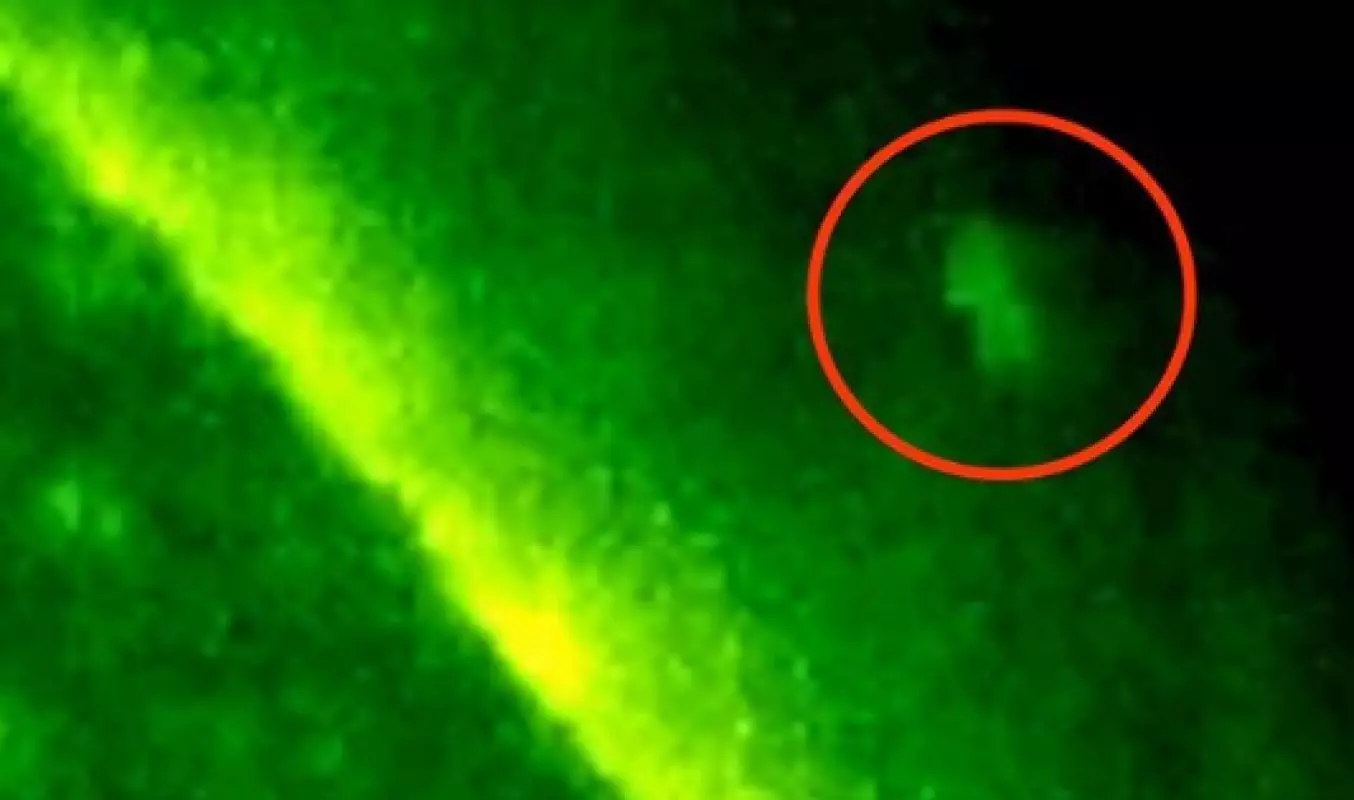 Milzu UFO atkal tika atklāts saulē, Ufologs runāja par ārvalstnieku ļaunprātīgo uzvedību